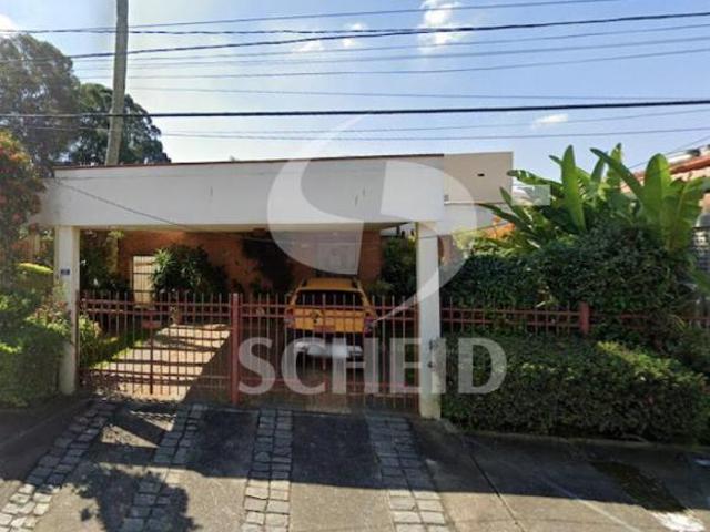 Casa térrea com 250m2, 3 quartos, 1 suíte, 3 vagas. Excelente localização em Interlagos