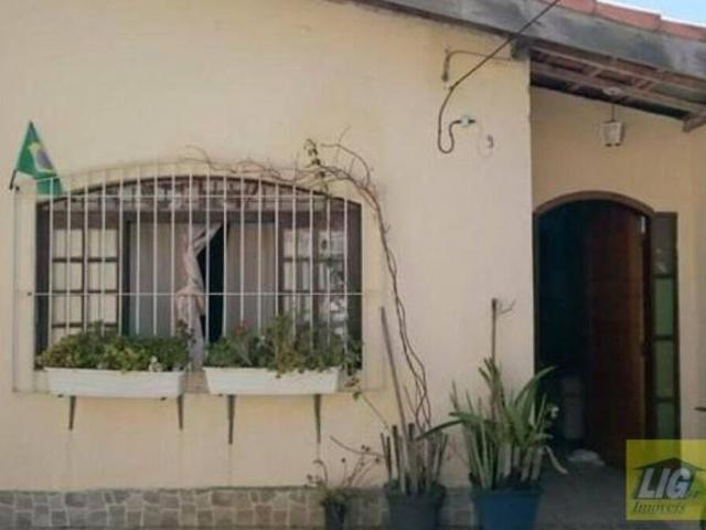 Casa térrea com 2 vagas de garagem, 3 quartos sendo 1 suíte