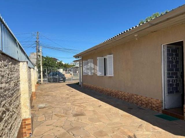 Casa térrea com 2 dormitorios, 02 salas e cozinha grande, garagem com churrasqueira com 60 metros