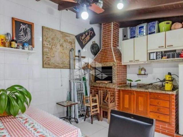 Casa térrea com 2 dormitórios, 1 vaga de garagem, área gourmet com churrasqueira