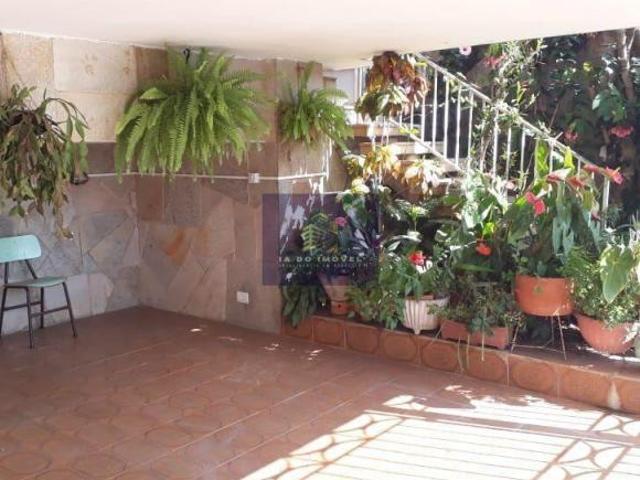 Casa térrea com 2 dormitórios, 2 vagas, na Vila Santa Catarina!