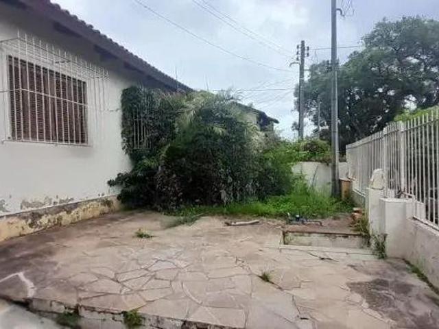 Casa térrea com 2 dormitórios, amplo pátio e 3 vagas