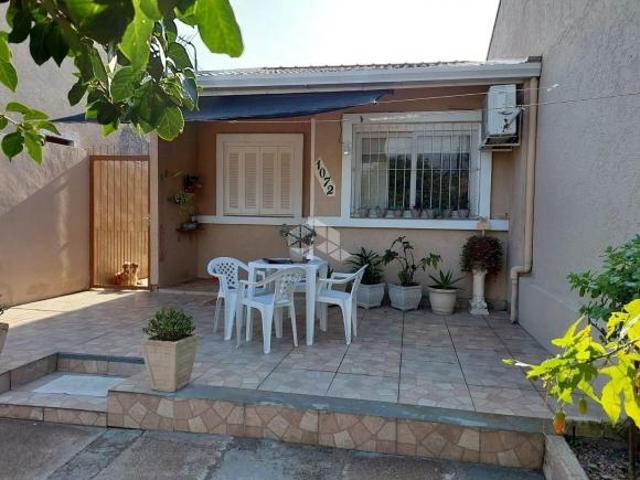 Casa térrea com 2 dormitórios no bairro Hípica excelente posição solar!