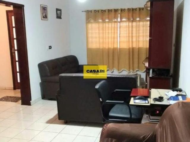 Casa térrea com 2 dormitórios, sala de jantar, tv e estar, cozinha, lavanderia e garagem coberta em