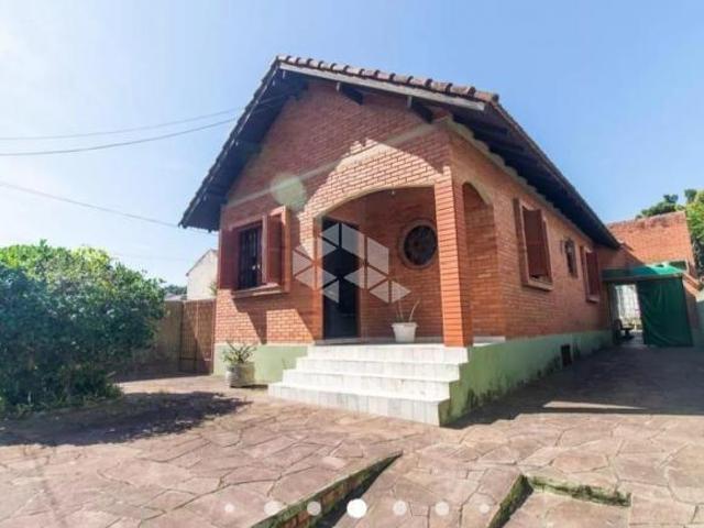 Casa térrea com 2 dormitórios, suíte, amplo pátio, próximo Zaffari Tristeza, para venda no Bairro Tr
