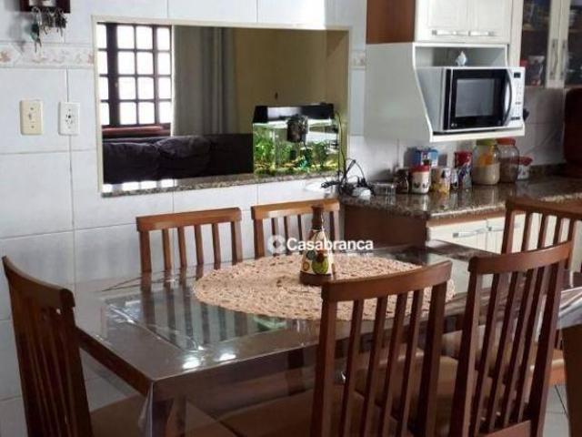 Casa térrea, com 2 quartos e vaga coberta de garagem à venda no Bairro Vila Santana, próximo ao cent