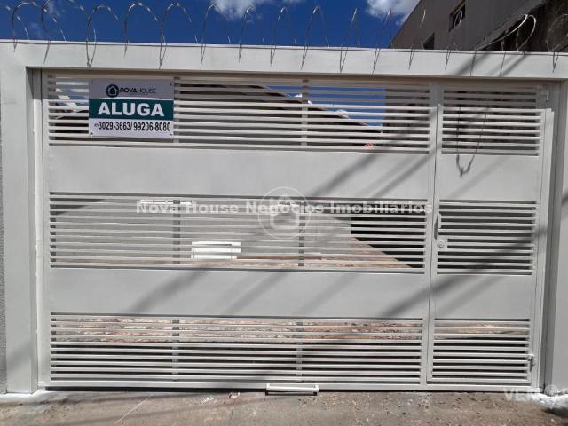 Casa Térrea com 2 Quartos para Alugar por R$ 1.200/mês