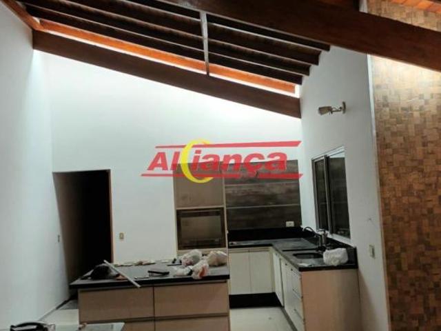 Casa térrea com 2 quartos sendo 2 suítes, localizada em Jardim Santa Emilia Guarulhos SP