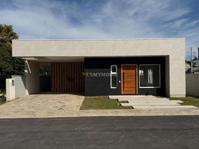 Casa térrea com 2 suítes e 2 demi suítes em Santa Felicidade