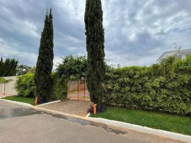 Casa Térrea com 2 Suítes, Lote de 781m², Dentro de Condomínio Vazado Para a Via Estrutural na Rua 12