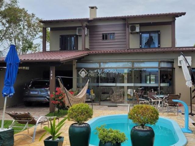 Casa térrea com 2 suítes, piscina e área gourmet no bairro Remanso Xangri Lá