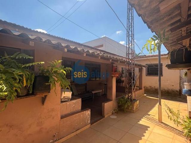 Casa Térrea com 300m² de Terreno, 3 Dormitórios, Edícula e 4 Vagas à Venda no.