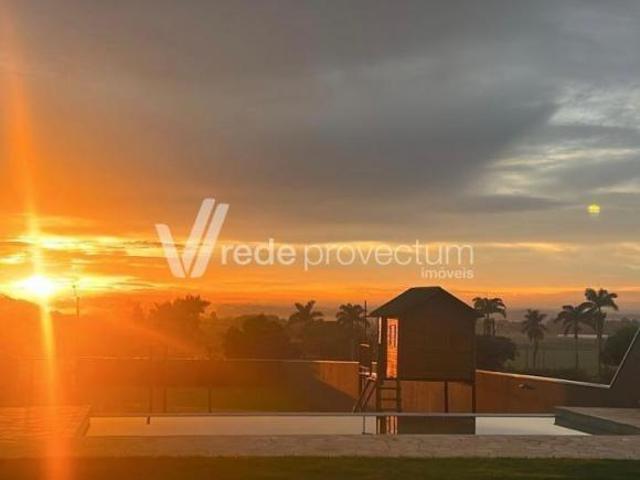 Casa térrea com 380m² de área construída à VENDA no Condomínio Residencial Plazz