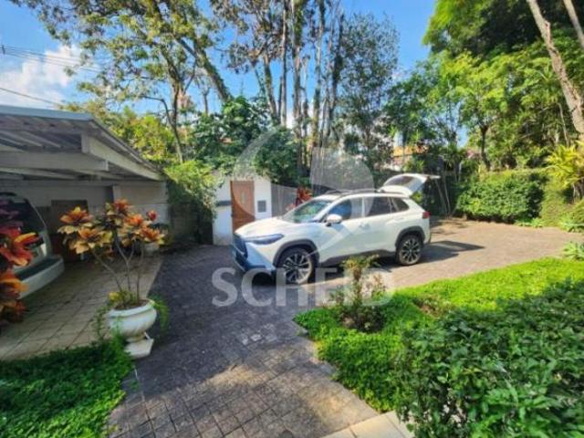Casa Térrea com 390 m² de Área Construída em Terreno de 800 m², Piscina, Granja Julieta