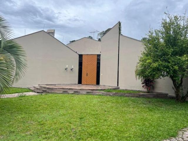 Casa térrea com 411 metros privativos com 10 garagem