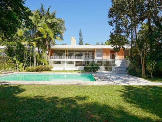 Casa terrea com 4 dormes,suítes proximo colégio PI XII, visinha a casa do Silvio S