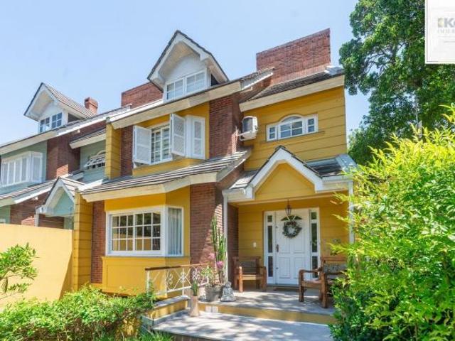 Casa térrea com 4 dormitórios, 2 suítes e 3 vagas