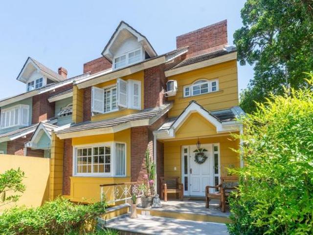 Casa térrea com 4 dormitórios, 2 suítes e 3 vagas