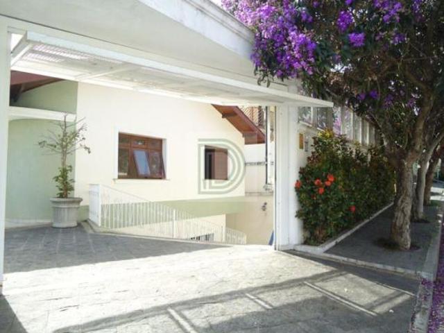 Casa térrea com 4 dormitórios | 2 suítes | Quintal | 4 vagas