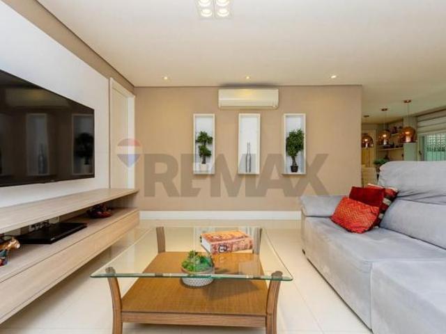 Casa térrea com 4 dormitórios, 2 suítes, sala de TV e sala de jantar, cozinha conceito aberto, 3 vag