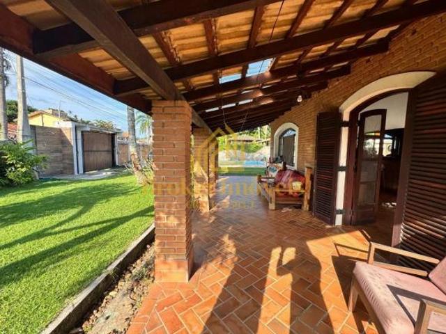 CASA TÉRREA COM 4 DORMITÓRIOS E PISCINA, 100M DA PRAIA NO JARDIM BRITÂNIA