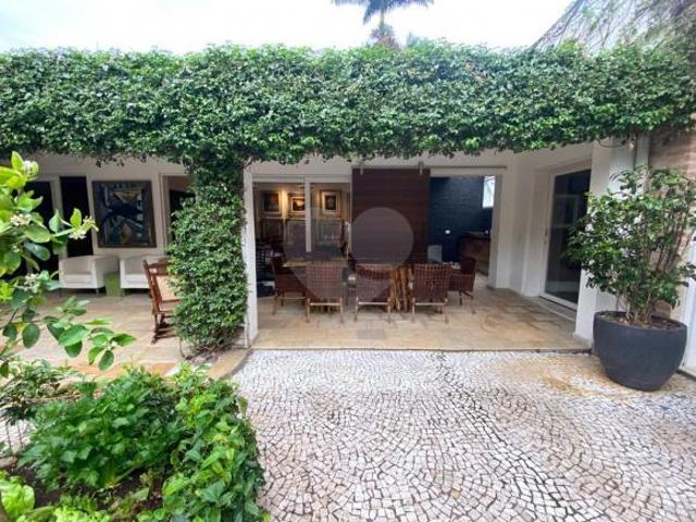 Casa térrea com 4 quartos à venda em Alto De Pinheiros SP