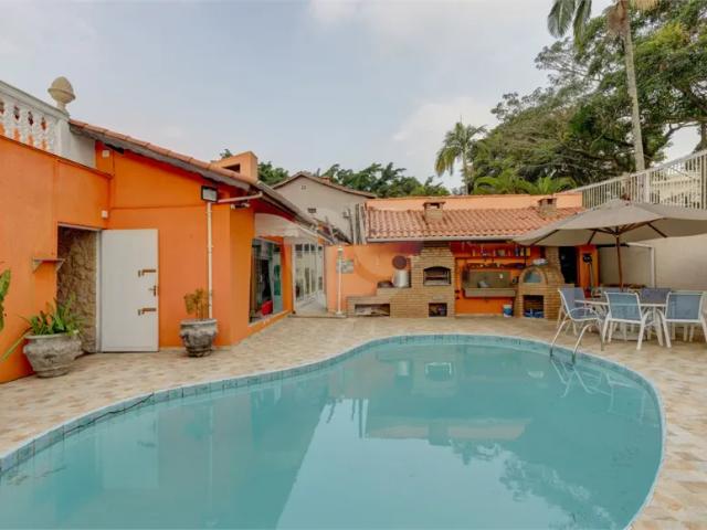 Casa Térrea à venda com 4 quartos, sendo 3 suítes, em Interlagos, São Paulo SP