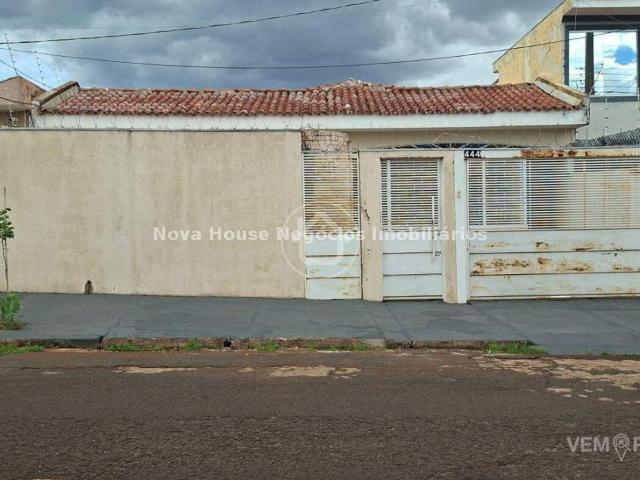 Casa Térrea com 4 Quartos para Alugar por R$ 2.700/mês