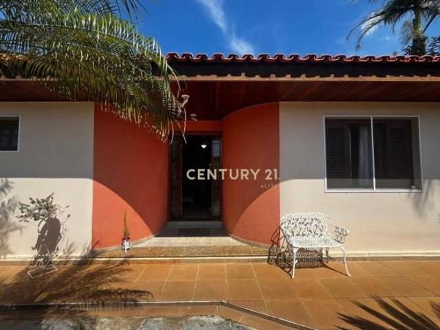 Casa térrea com 4 quartos sendo 2 suítes,edícula e ampla aréa de lazer com pomar