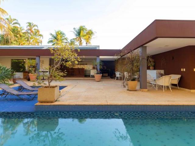 Casa térrea com 4 suítes à VENDA – Lago Sul