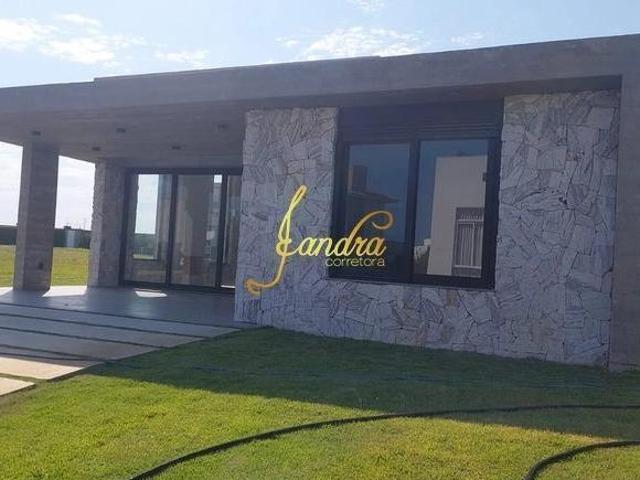 Casa térrea com 4 suítes e beira de lago