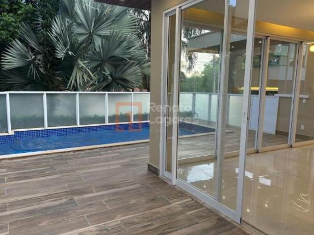 Casa térrea com 4 suítes e piscina no Condomínio do Lago
