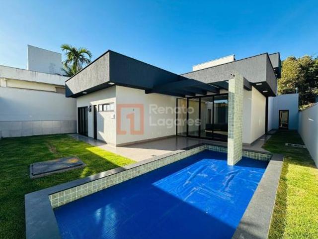 Casa térrea com 4 suítes e piscina no Condomínio do Lago