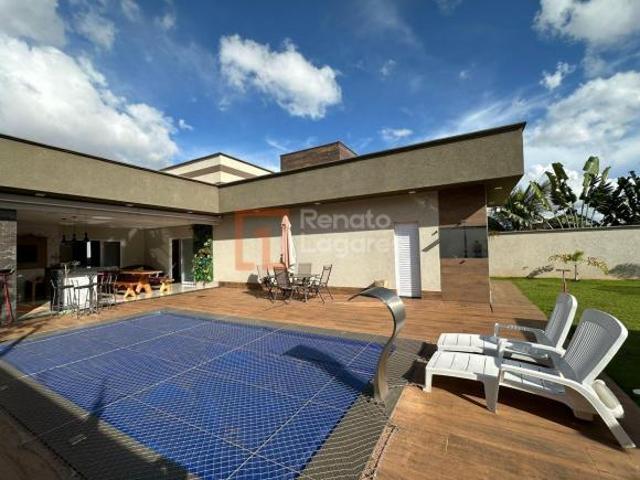 Casa térrea com 4 suítes no Condomínio do Lago