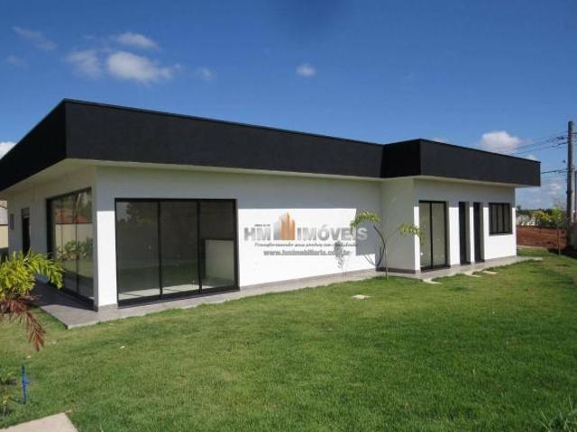 Casa térrea com 4 suítes, sala, cozinha, escritório, piscina, quintal grande, dentro de condomínio n