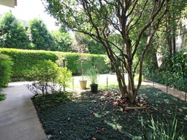 Casa térrea com 4 suítes, piscina e jardim em localização estratégica – Alto de Pinheiros