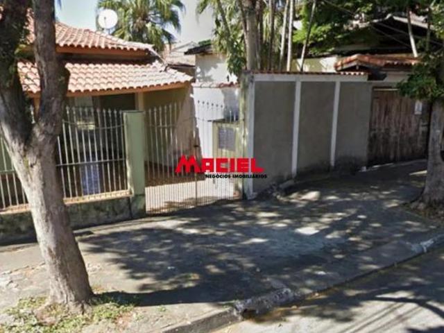 Casa terrea com 500 metros de terreno em Avenida no Bosque dos Eucaliptos