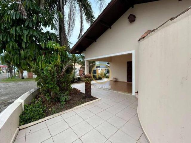 Casa térrea com 596 m² de terreno, a 200 metros do mar, são 3 dormitórios na casa principal e edícul
