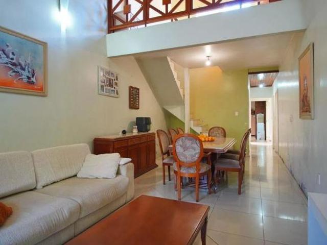 Casa Térrea com 5 dormitórios, Amplo Terreno de 300m² Bairro Santa Rosa