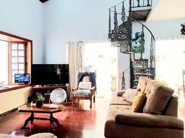 Casa Térrea com 5 dormitórios, churrasqueira e Piscina. Edícula. Bairro Anhangabaú. Jundiaí