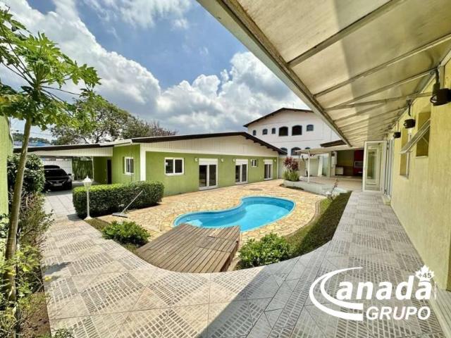 Casa Térrea com 8 dormitórios em Cotia