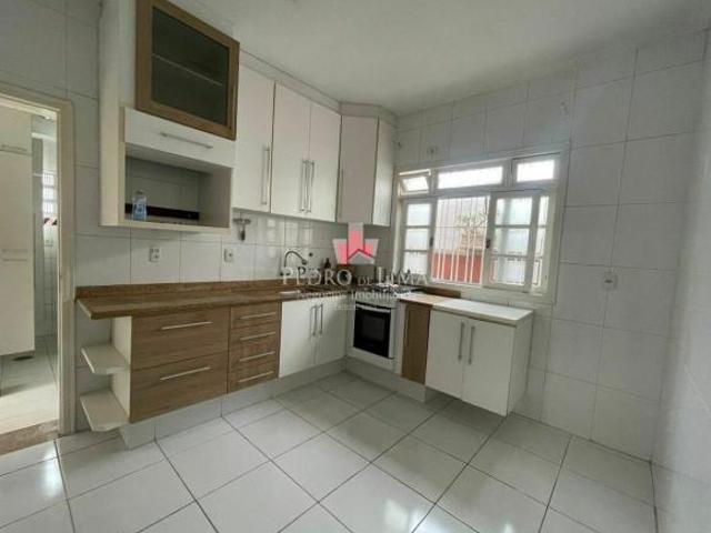 Casa Térrea com corredor dos 2 lados, 3 dormitórios e 2 vagas na Penha