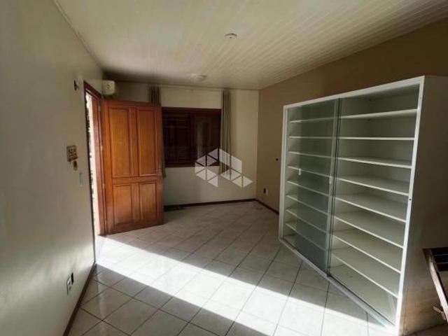 Casa térrea, com churrasqueira e garagem
