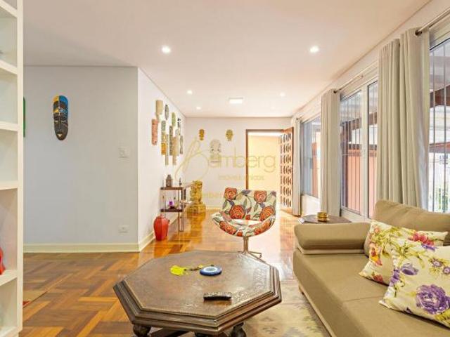 Casa térrea com ambientes amplos totalmente reformada