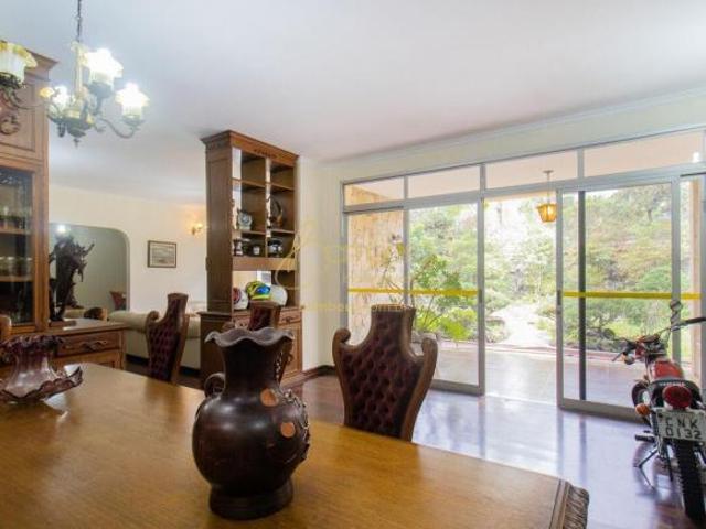 Casa térrea com ambientes amplos a poucos metros do laguinho
