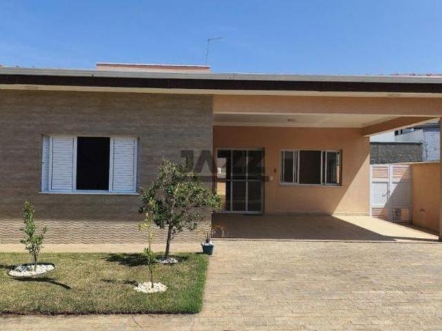 Casa térrea com ambientes amplos no Condomínio Lagos de Icaraí