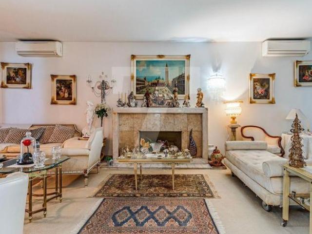 Casa térrea com amplo jardim e espaço gourmet em rua tranquila