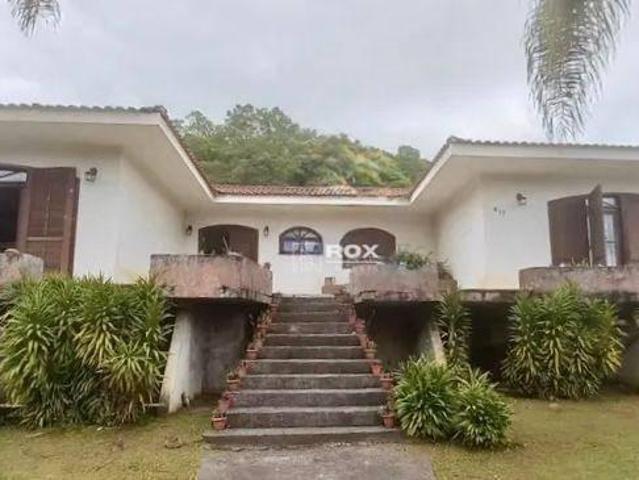 Casa térrea com amplo quintal e venda Centro Colombo/PR