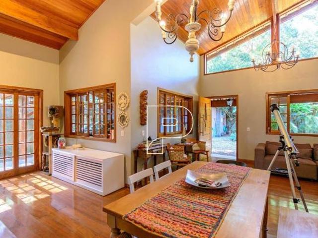 Casa térrea com amplo quintal e 4 dormitórios em meio ao verde – Granja Viana