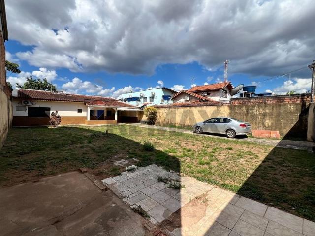 Casa Térrea com Amplo Quintal no Bairro Jardim das Mangueiras